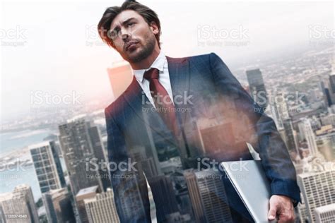 기술에 대 한 자신감 아침 풍경 배경에서 서 있는 동안 노트북을 들고 잘생긴 사업가의 초상화 경영자에 대한 스톡 사진 및 기타