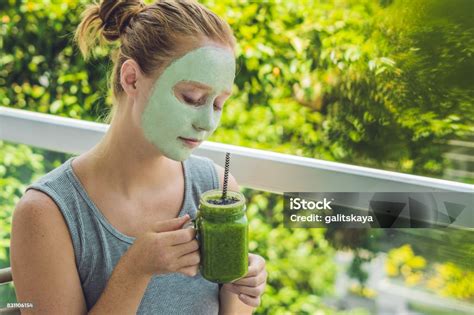 스파 여자 얼굴 그린 클레이 마스크를 적용입니다 미용 치료입니다 바나나와 시금치 참 깨의 마음으로 신선한 녹색 스무디 건강 한 날 음식 개념에 대 한 사랑 데 톡 스 개념