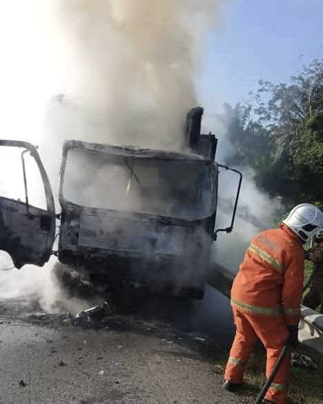 Seorang Rentung Dua Cedera Dalam Kemalangan Antara Van Dan Lori MG Perak
