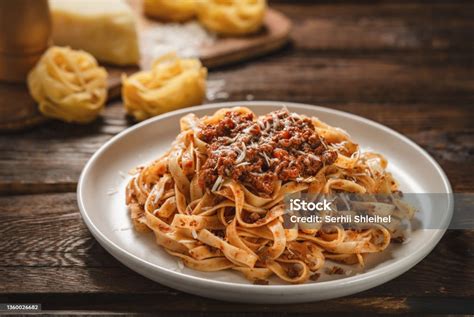 나무 테이블에 볼로네즈 소스를 곁들인 파스타 타글리아텔 접시 닫기 타그리아텔리에 대한 스톡 사진 및 기타 이미지 타그리아텔리