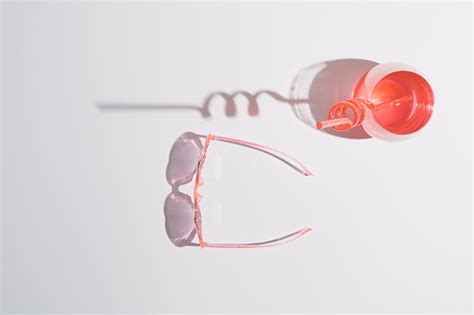 음료 빨대와 하트 모양의 선글라스와 신선한 빨간 칵테일 열대 해변 여름 바다 휴가 및 여행 개념과 복사 공간 선글라스에 대한