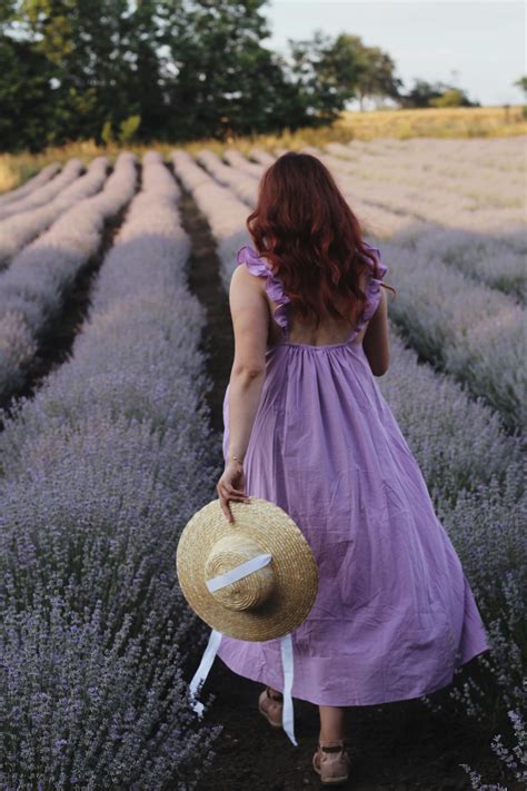 모자 미소 짓는 보라색 꽃 사람 선글라스 수직 쐈어 식물 여성 자주색 옷 잡고 있는 행복한에 관한 무료 스톡 사진