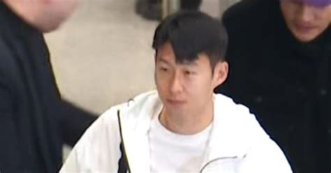 주장 손흥민 굳은 표정으로 입국손가락은 아직도 퉁퉁