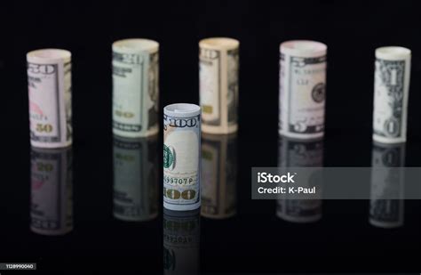 달러 지폐는 반사와 검은 배경에 롤 비즈니스 개념입니다 개념에 대한 스톡 사진 및 기타 이미지 개념 개념과 주제 검은색