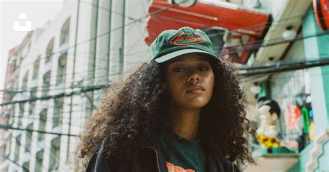 스케이트보드를 머리에 이고 도시의 거리에 서 있는 한 여자 사진 Unsplash의 무료 영화 사진 이미지