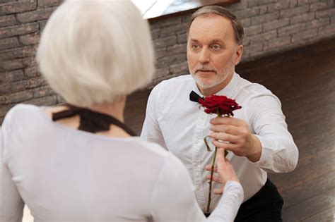 볼룸에서 여자에 게 사랑을 표현 하는 자신감 오래 된 연금 개발에 대한 스톡 사진 및 기타 이미지 개발 공연 관능 Istock