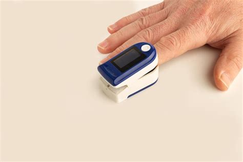 Premium Photo Man Using A Portable Finger Heart Pulse Meter On A