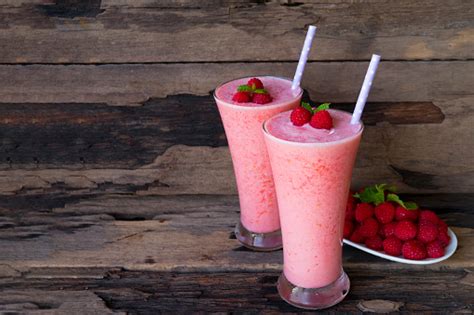 라즈베리 스무디 과일 주스와 라스베리 레드 과일 음료 건강 한 잔에 맛 있는 맛 흰색 바탕에 에피소드 아침 마셔 0명에 대한 스톡 사진 및 기타 이미지 Istock