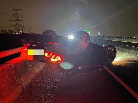 彰化二高bmw自撞護欄翻覆！駕駛傷重不治