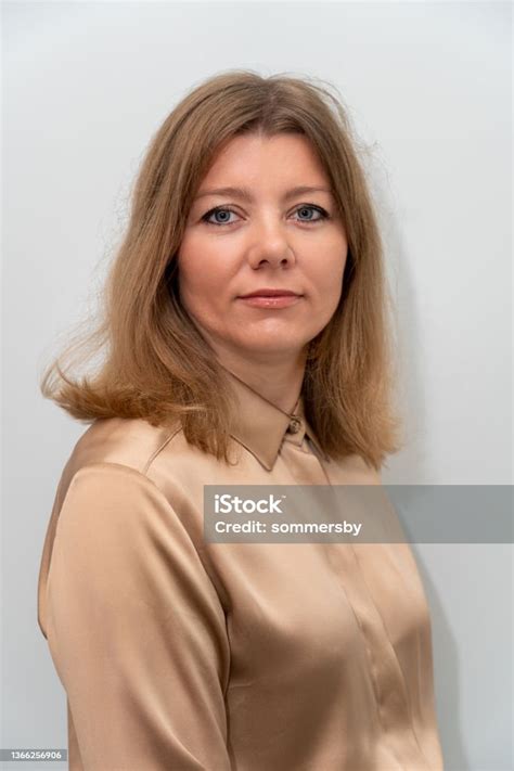 카메라를 바라보는 성공적인 사업가의 초상화 사무실에 서있는 행복한 소녀 경영자에 대한 스톡 사진 및 기타 이미지 경영자