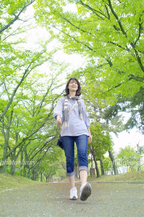 公園を散歩する女性 写真素材 1356577 フォトライブラリー Photolibrary