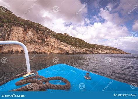 Barco Tur Stico Que Va A Las Cuevas Azules En Zante Imagen De Archivo