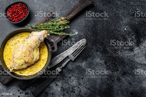 삶은 채소를 곁들인 팬에 구운 토끼 하운치 검은 색 배경 맨 위 보기입니다 복사 공간 건강한 식생활에 대한 스톡 사진 및 기타