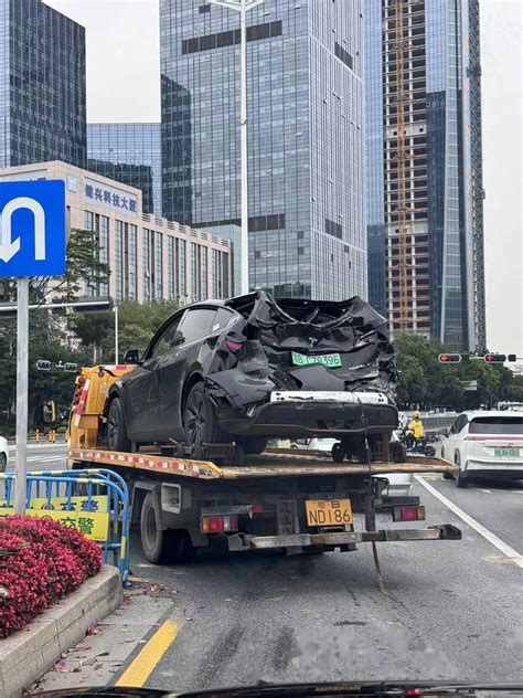 路上看到了一台被夹成汉堡的model Y ，大概率是被泥头车撞的，后梁都没弯，乘model Y社区易车社区