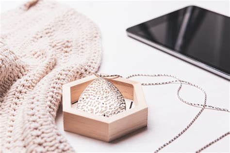 여성 패션 개념입니다 캐주얼 액세서리와 패드 흰색 배경에 대 한 베이 지 컬러 니트 천으로의 심플한 디자인 0명에 대한 스톡