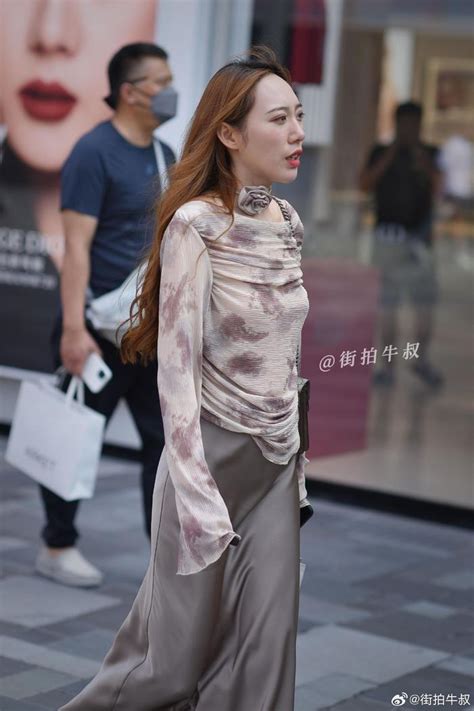 美女穿着垂感十足的丝滑长裙出街