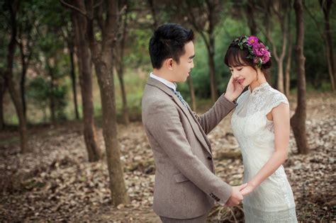 婚纱外景风格婚纱外景海边上滩婚纱大山谷图库