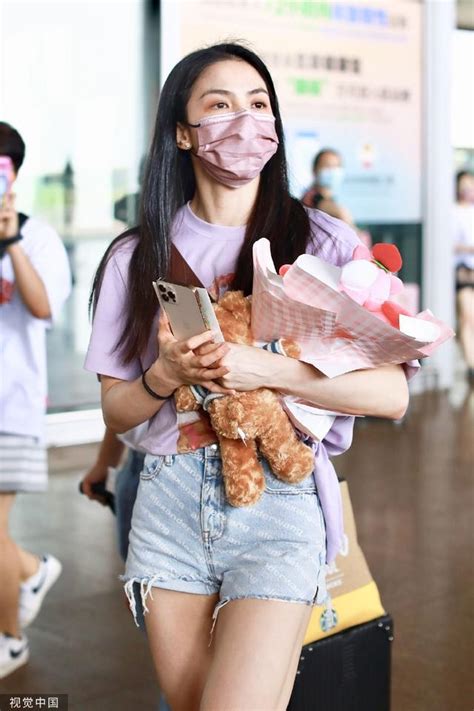 “浪姐”唐诗逸亮相机场 粉紫系装扮抱小熊少女心满满新浪图片