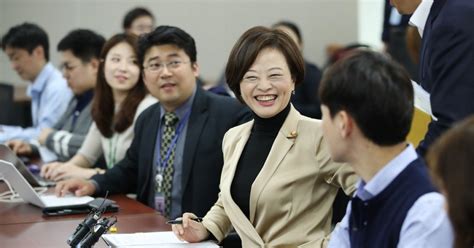 밝은 표정의 진선미 신임 여가부 장관