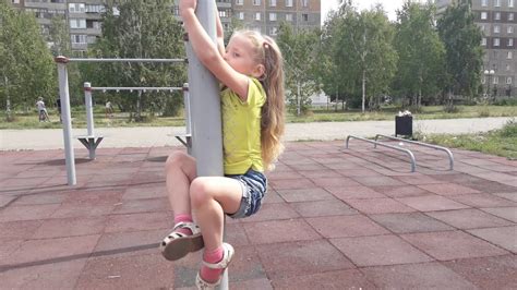 Катя и Настя Выходной Лето2017 Гуляем в парке Настя на турниках Катя с мальчишками играет Youtube