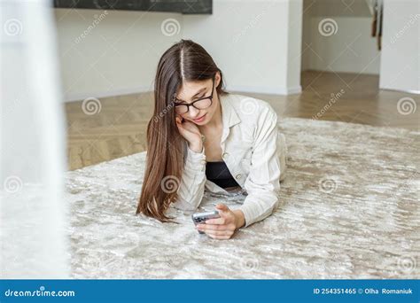 Retrato De Una Chica Morena Usando Mensajes De Texto En Redes Sociales