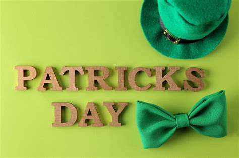 성 패트릭의 날 축하 녹색 나비 넥타이 레프러콘 모자 밝은 녹색 배경에 3월 17일의 텍스트 평면도 3월에 대한 스톡 사진 및 기타 이미지 Istock