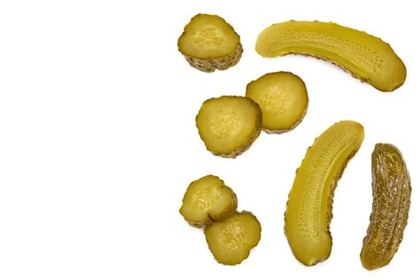 흰색 배경에 분리 된 슬라이스와 절인 오이 클리핑 경로와 전체 심도 의 깊이 위쪽 보기 건강관리와 의술에 대한 스톡 사진 및 기타 이미지 건강관리와 의술 건강한 생활