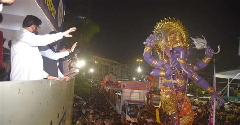 गिरगावचौपाटी येथे गणेश मूर्तीं विसर्जनासाठी आलेल्या मंडळाच्या