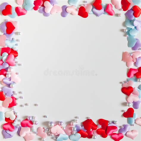Cornice Fatta Di Cuori Rossi E Bianchi Su Fondo Rosa Disegno A Schermo