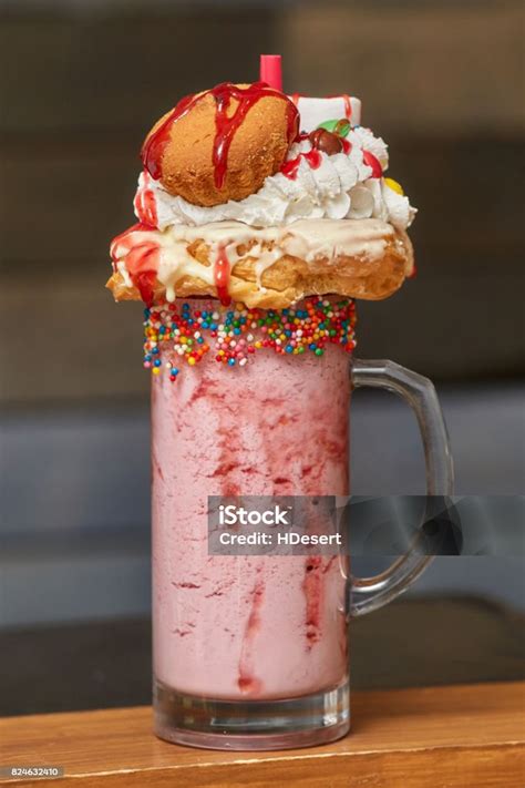 휘 핑된 크림 쿠키 머핀 마 시 멜로 밀크 쉐이크 칵테일 취급 거인에 대한 스톡 사진 및 기타 이미지 거인 거품 내기 러시아 Istock