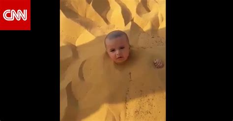 فيديو دفن طفل رضيع بالرمال عدا رأسه يُغضب روّاد تويتر ووزارة العمل