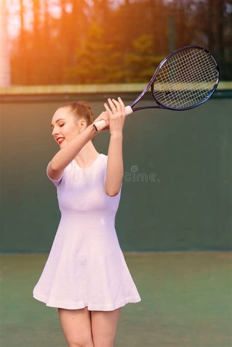 Tenista Sexy De Chica Sosteniendo Raqueta De Tenis En La Cancha Mujer Joven Juega Al Tenis