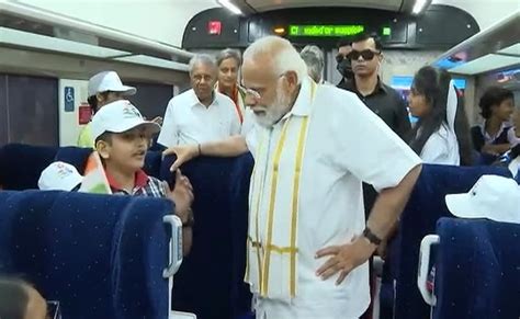 Pm नरेंद्र मोदी ने केरल की पहले वंदे भारत एक्सप्रेस ट्रेन को हरी झंडी