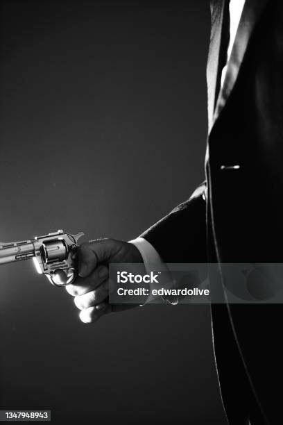 극적인 소설 책 표지 디자인 색상 사진에서 권총 총을 들고 남성 형사 스파이 킬러 검사자에 대한 스톡 사진 및 기타 이미지 검사자 경찰관 권총 Istock