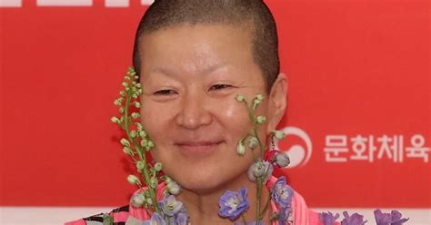 꽃을 든 무용가