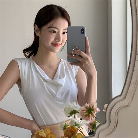 🌊썸머세일쿠폰팩 ⚡️부분 오늘출발⚡️ 자연스러운 카울넥 디자인으로 데일리하게 즐기기 좋은 슬리브리스 파란 나시 파란티