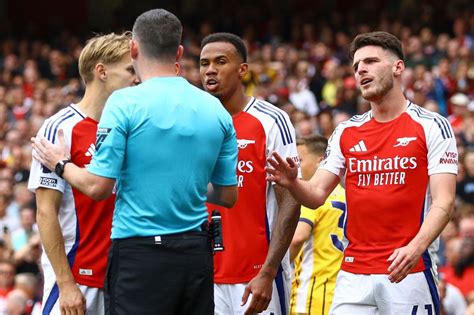 Arbitrul care l a eliminat pe Declan Rice distrus de două nume mari