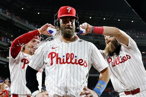 Bryce Harper Delivers Walk Off Rbi Single To Lift The Phillies Over Astros