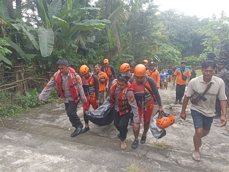 Jenazah Wisatawan Yang Terseret Arus Di Pantai Batu Belig Bali Ditemukan Kumparan