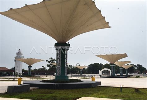 PENUTUPAN OBJEK WISATA DI BANTEN ANTARA Foto