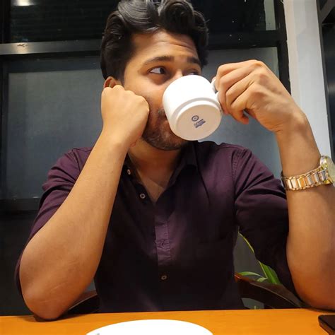 Ashraf Joy মানুষ নিজেকে লুকিয়ে রাখতে পছন্দ করে। সে চায় অন্যরা তাকে খুঁজে বের করুক। 👑 Instagram