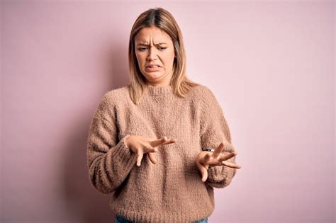 젊은 아름 다운 금발 여자 분홍색 고립 된 배경 혐오 표정 혐오 하 고 혐오 스러운 얼굴 때문에 혐오 스러운 반응을 통해 겨울