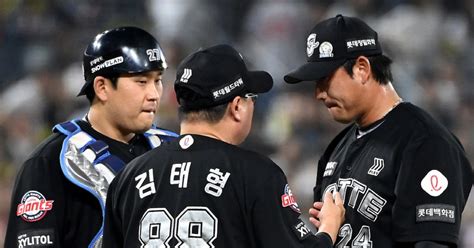 포토 한점차 몰린 롯데 긴급히 마운드 오른 김태형 감독