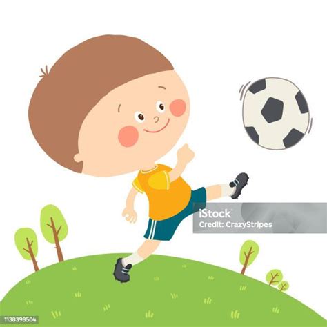 작은 소년은 고립 된 녹색 필드에 축구공을 걷어 차 만화 벡터 손으로 그린 그림 흰색 배경에 고립 공 스포츠 장비에 대한 스톡