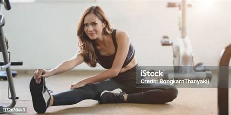 아름다운 아시아 여자 와 황갈색 과 호리 호리한 몸 스트레칭 다리 전에 운동 에 그만큼 체육관 가냘픈에 대한 스톡 사진 및 기타 이미지 Istock