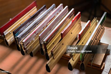 나무 책상 옆 전망의 삐걱 거리는 소리 세리그래피 제작 디자인 스튜디오에서 실크 스크린 방법으로 티셔츠에 이미지 인쇄 0명에 대한 스톡 사진 및 기타 이미지 Istock