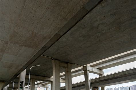 도시의 고가도로 아래 콘크리트 구조와 아스팔트 도로 공간 0명에 대한 스톡 사진 및 기타 이미지 0명 거리 건설 산업