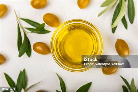 Photo Libre De Droit De Huile Dolive En Bouteille Et Bateau De Sauce