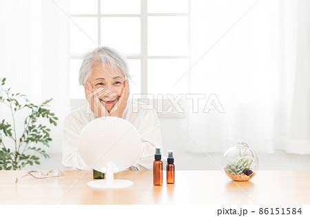 メイクスキンケアをする高齢者女性の写真素材 86151584 PIXTA