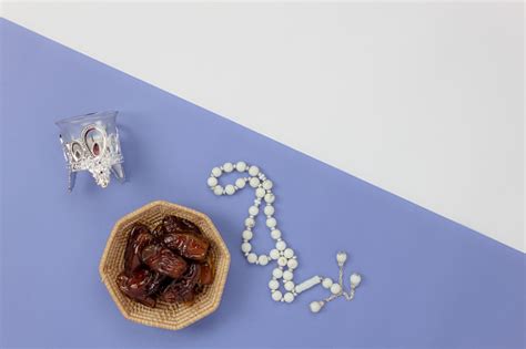 테이블 장식 라마단 카림 휴일 백그라운드의 상위 뷰 공중 이미지 나무 바구니 묵 주 랜 턴와 평면 위치 날짜입니다 현대 소박한 자주색 및 백색 종이에 필수 개체입니다 파스텔